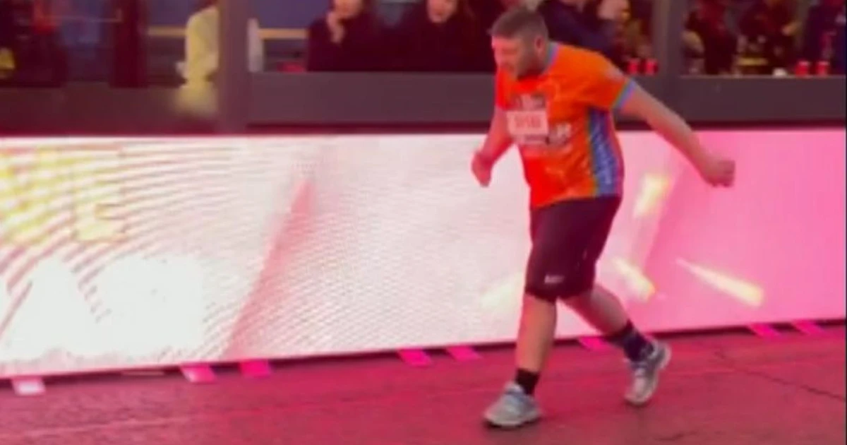 London Marathon's Last Runner Gets Claps And Cheers From Crowd